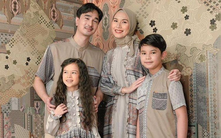 7 Model Baju Lebaran Idul Fitri Couple untuk Keluarga - Sinar Mas Land