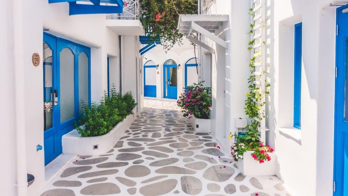 5 Desain Rumah ala Santorini yang Bisa Dijadikan Inspirasi Unik! - Sinar Mas Land