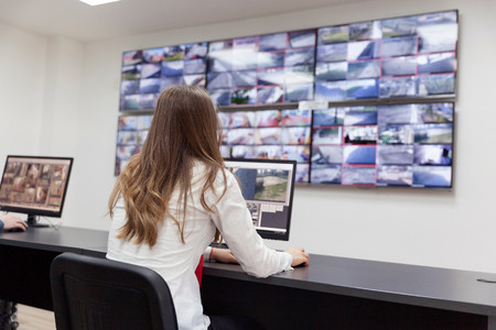 Berikut 4 Jenis Monitor CCTV, Cocok untuk Jaga Ruko Bisnis!